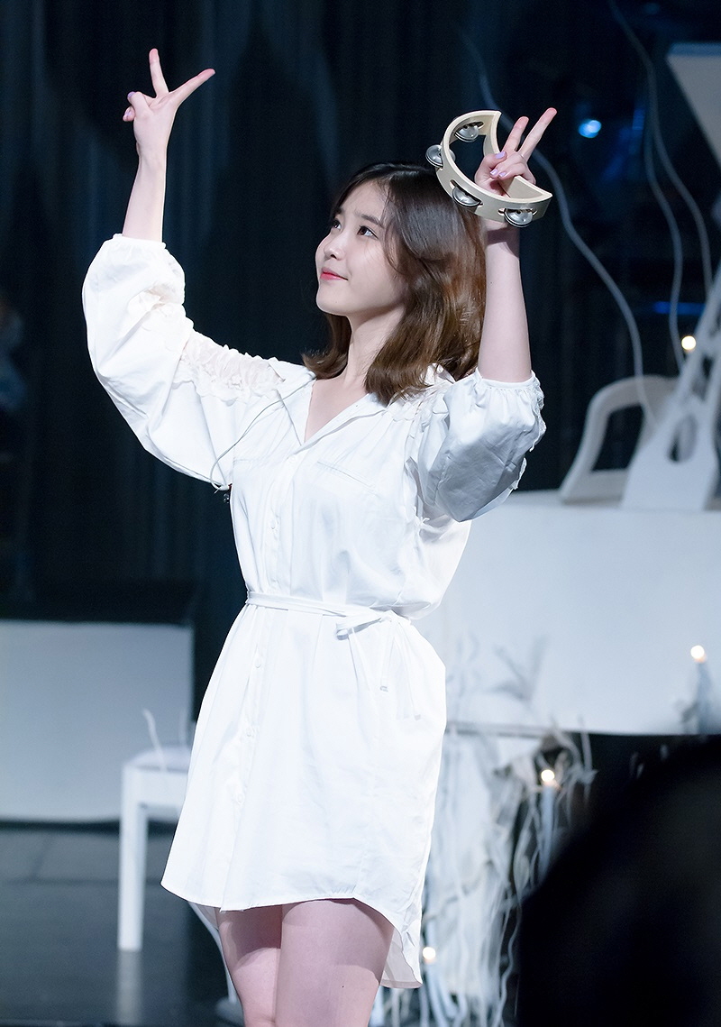 IU small theater concert photo paparazzi. - All of Kpop STarz