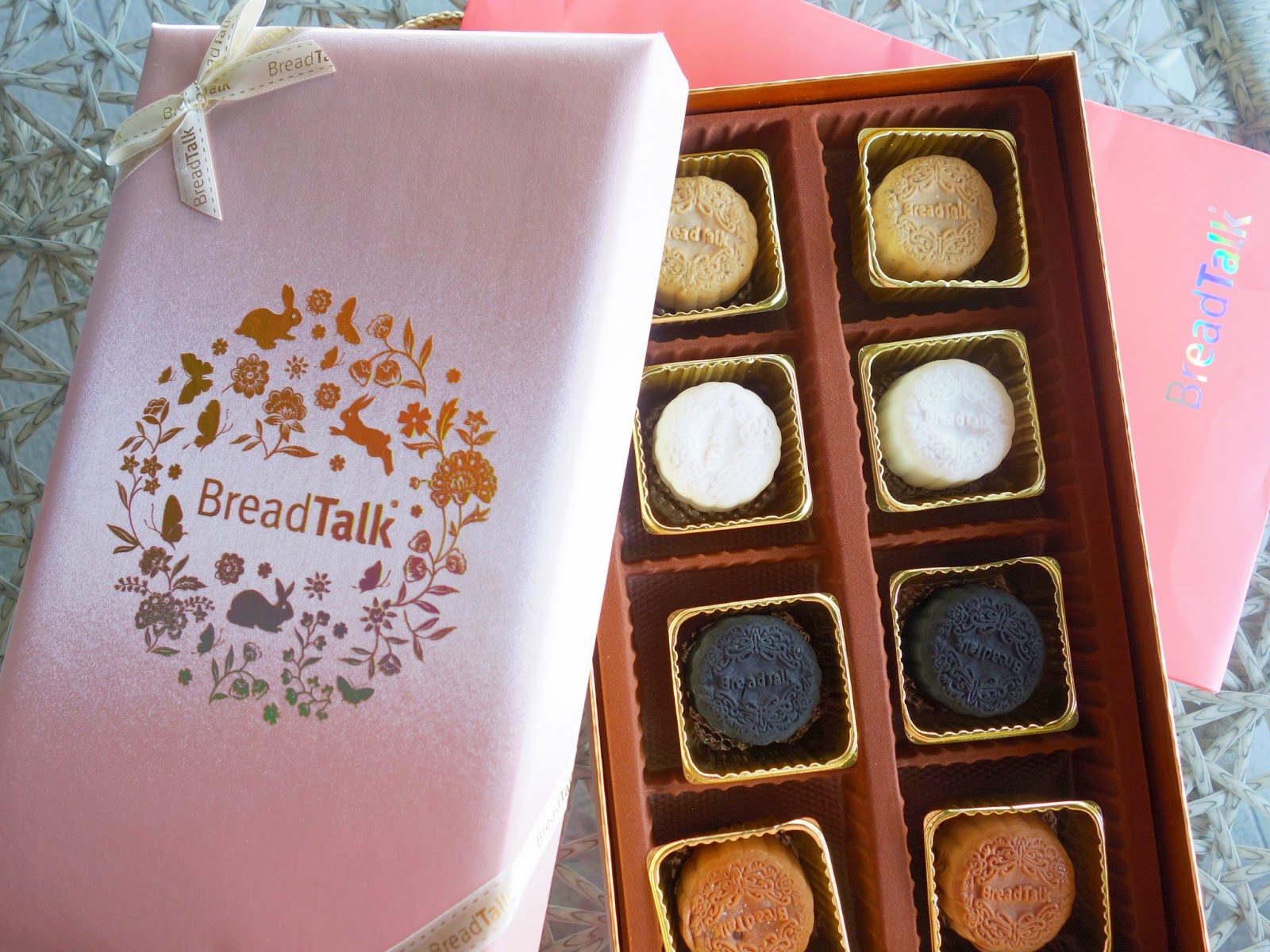 PinkyPiggu: BreadTalk's Mooncake Collection 2014 ~ Dance To A Dazzling ...