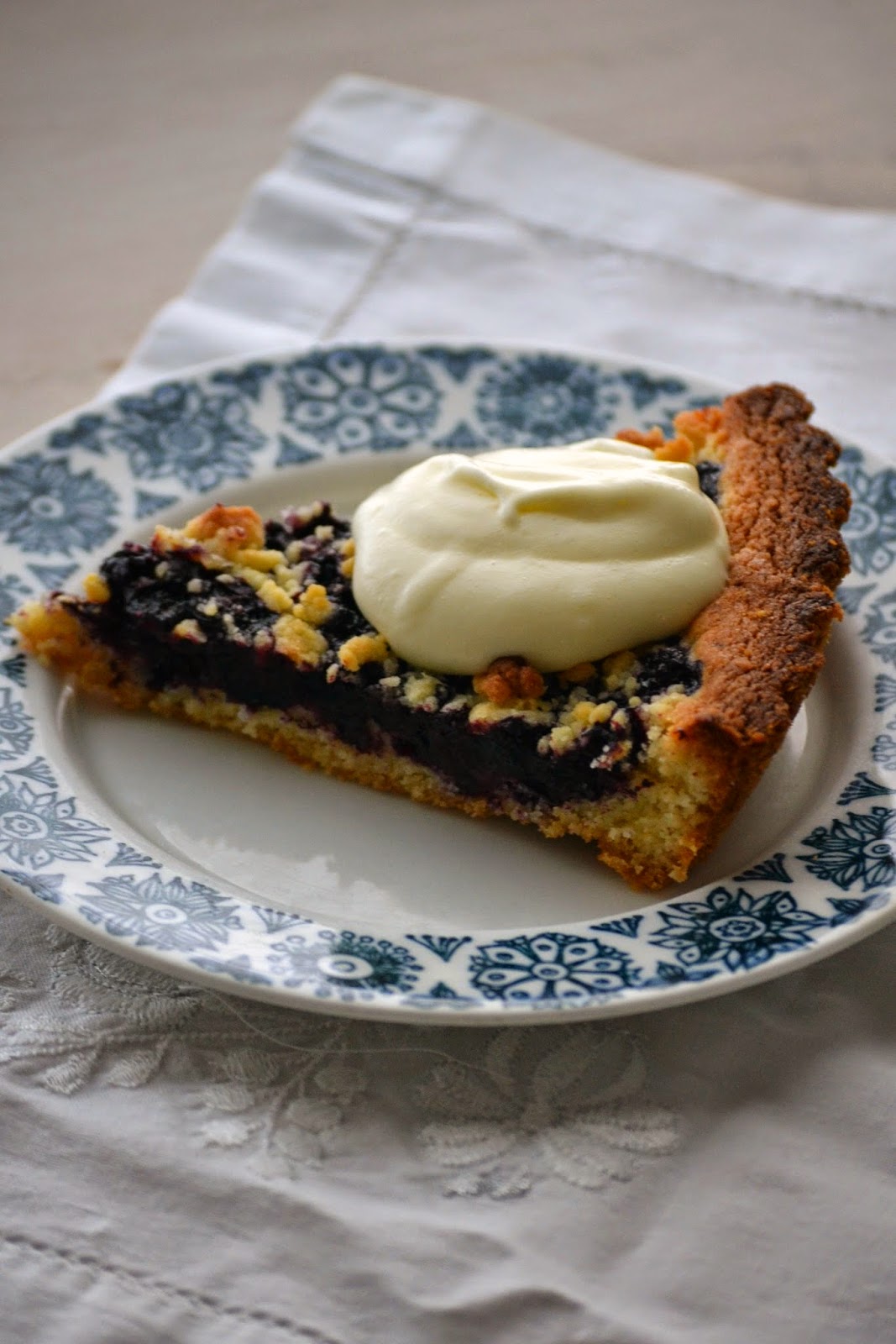 Suussasulavaa rakkautta: Perinteinen mustikkapiirakka