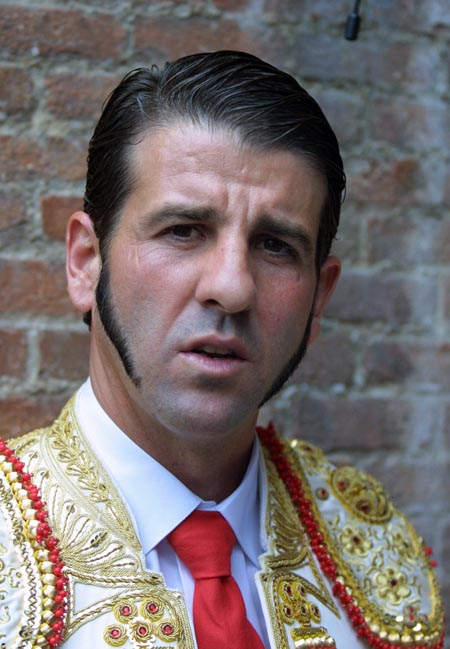 El torero Juan José Padilla corneado en la cara | Blumuneando