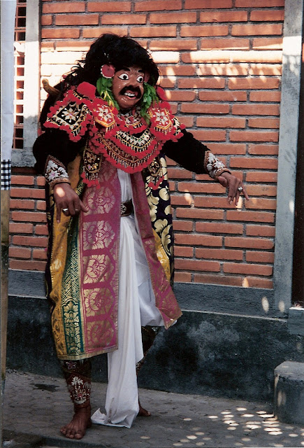 curving back: topeng pajegan