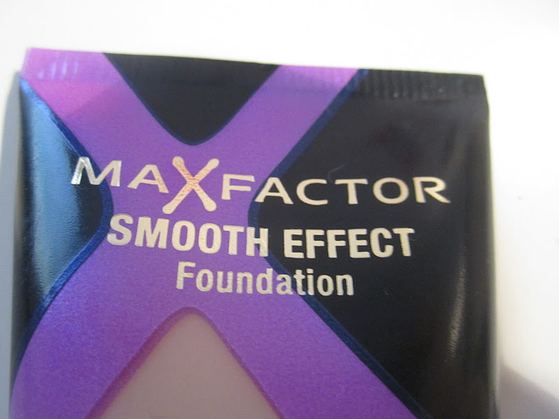 Lady fabuloux: REVIEW - Maxfactor Smooth Effect Foundation