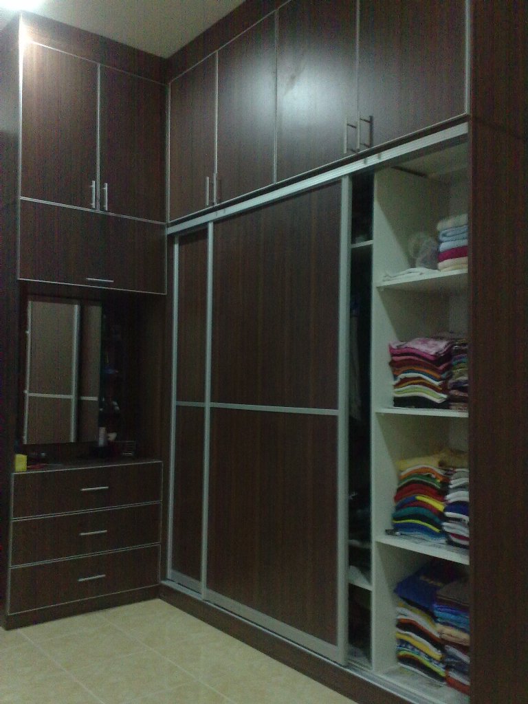 Utara kabinet: Almari Bilik AB20