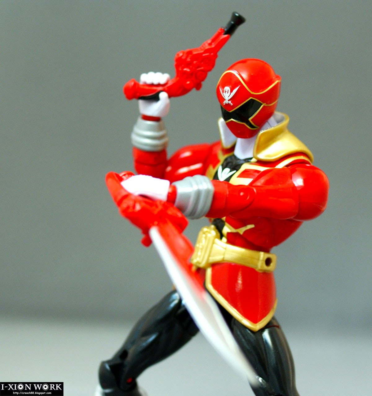 一眼看穿: Power Rangers Super Megaforce - Armored Super Mega Red