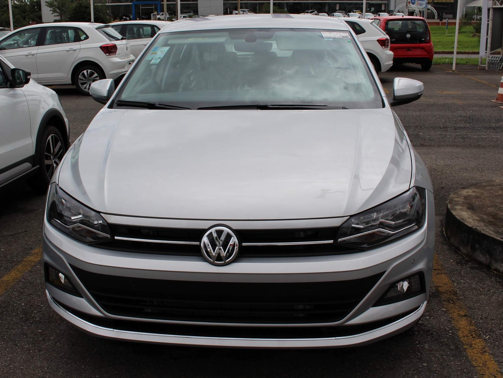 VW Polo 2018 Highline com rodas 17 e painel digital: vídeo