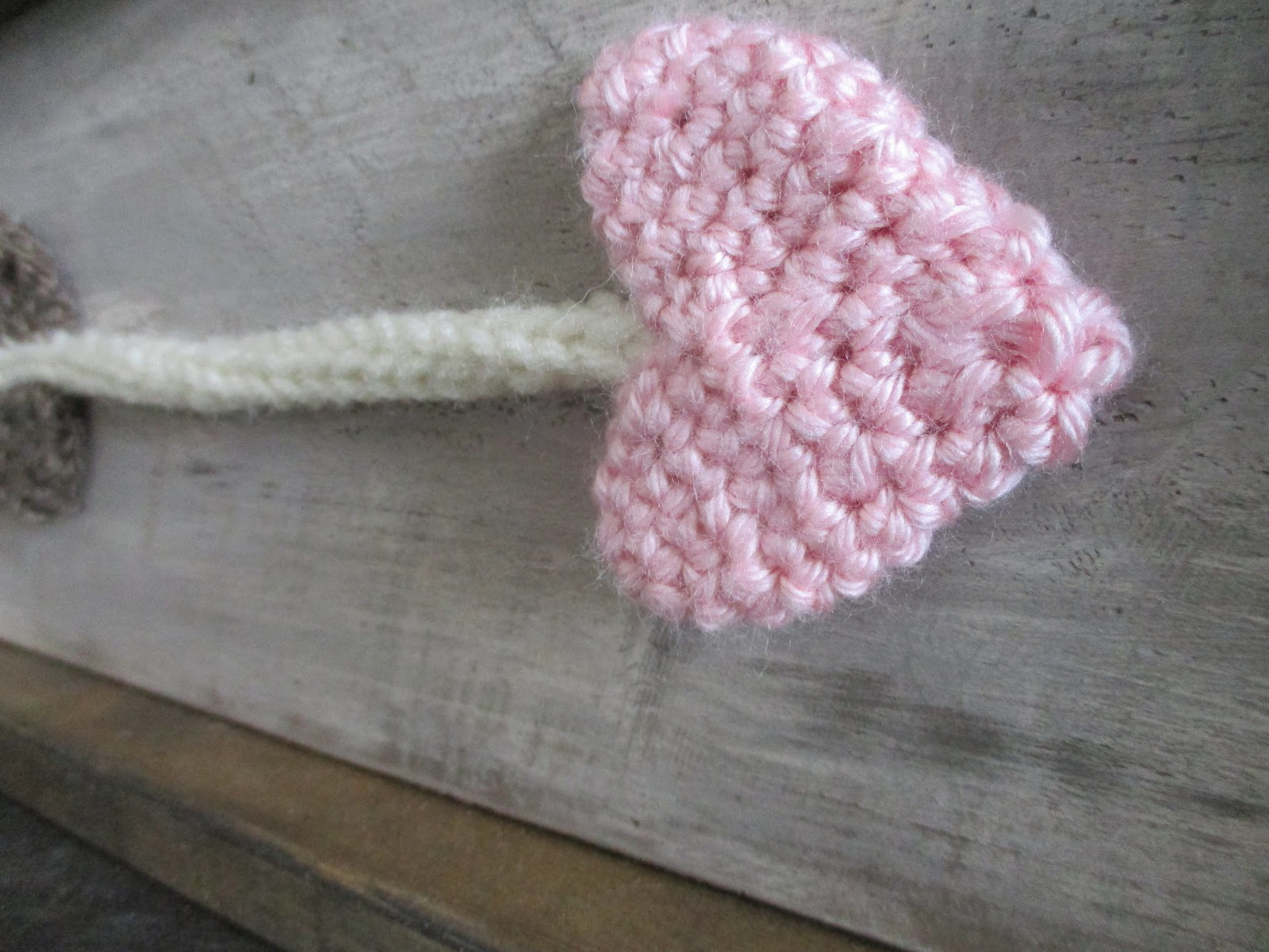 The Cozy Red Cottage: Crocheted Arrow Farmhouse Sign