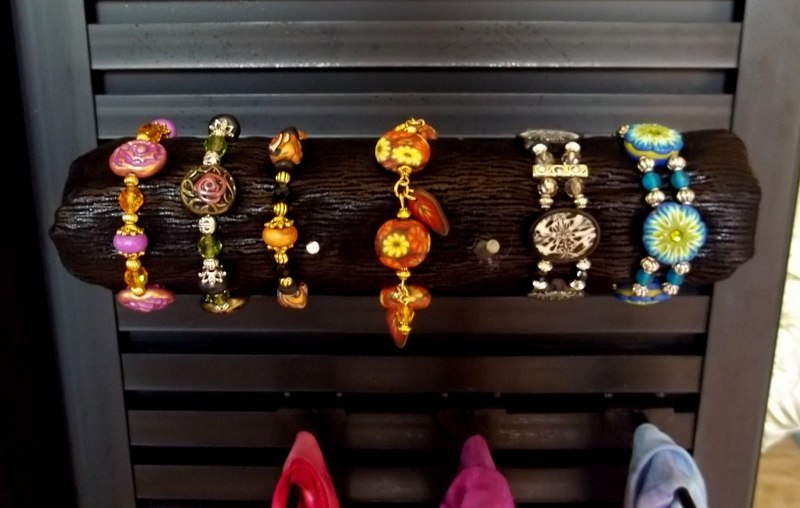 2 Good Claymates: How to Make a Bracelet Display
