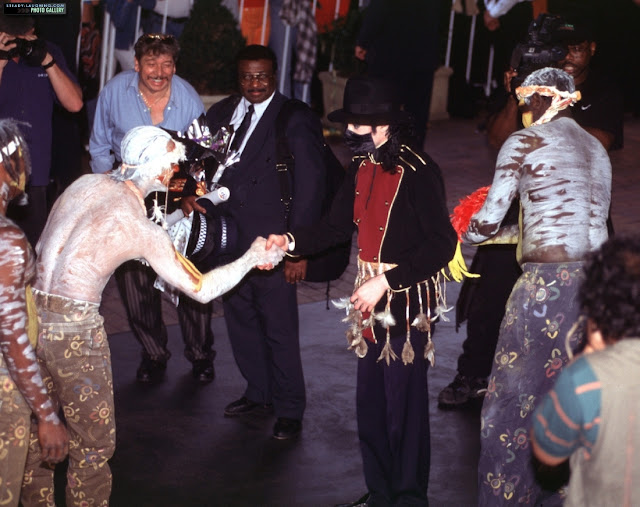 [FOTOS] Michael Jackson sendo recebido por dançarinos aborígenes em ...