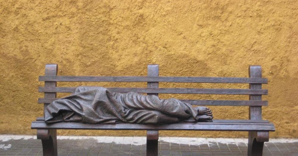 La statua di "Homeless Jesus" a Roma
