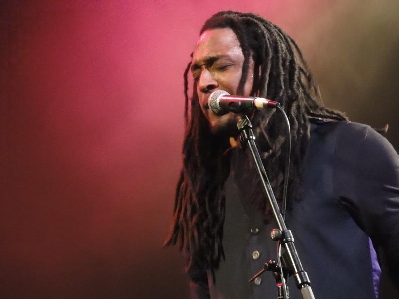 Stones Please Don`t Stop: Bernard Fowler en el escenario para la ...