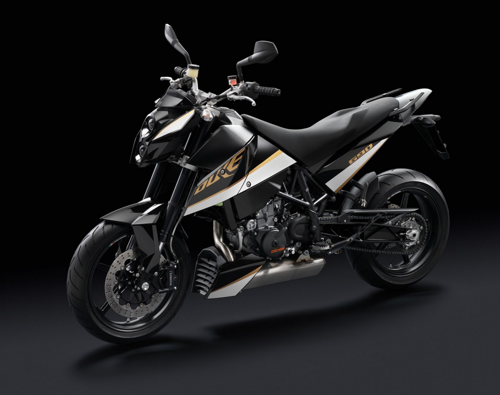 The Best Otomotif: 2011 KTM 990 Super Duke Photos