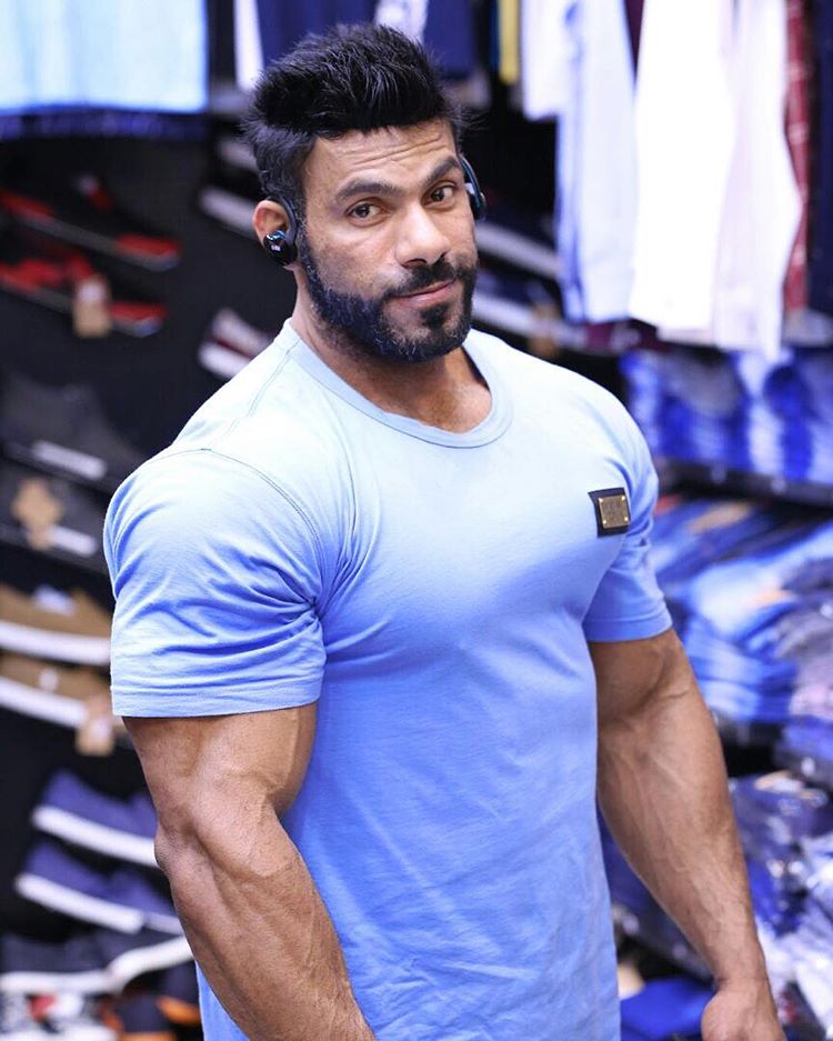 Muscle Lover: Bodybuilders with their clothes on (2)