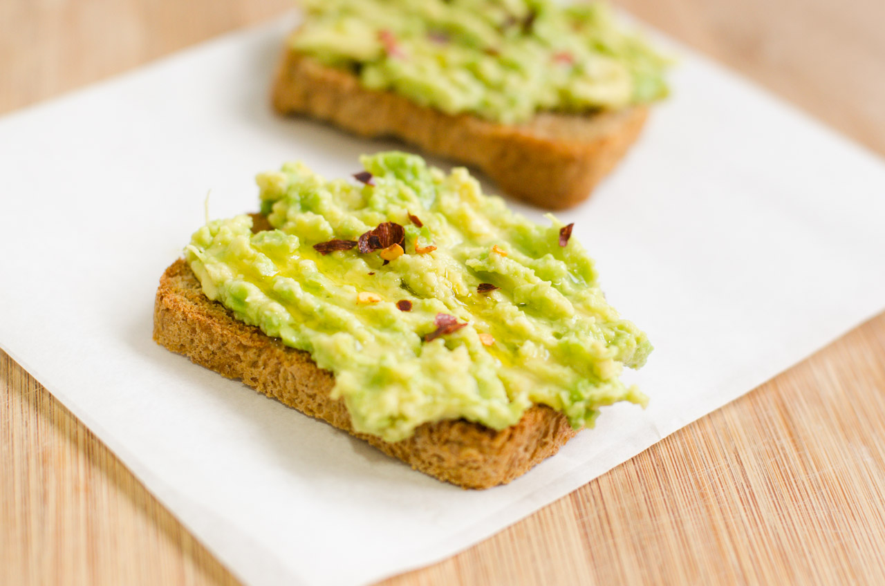 Strawberry Crumble: Pão Integral e uma Torrada com Abacate