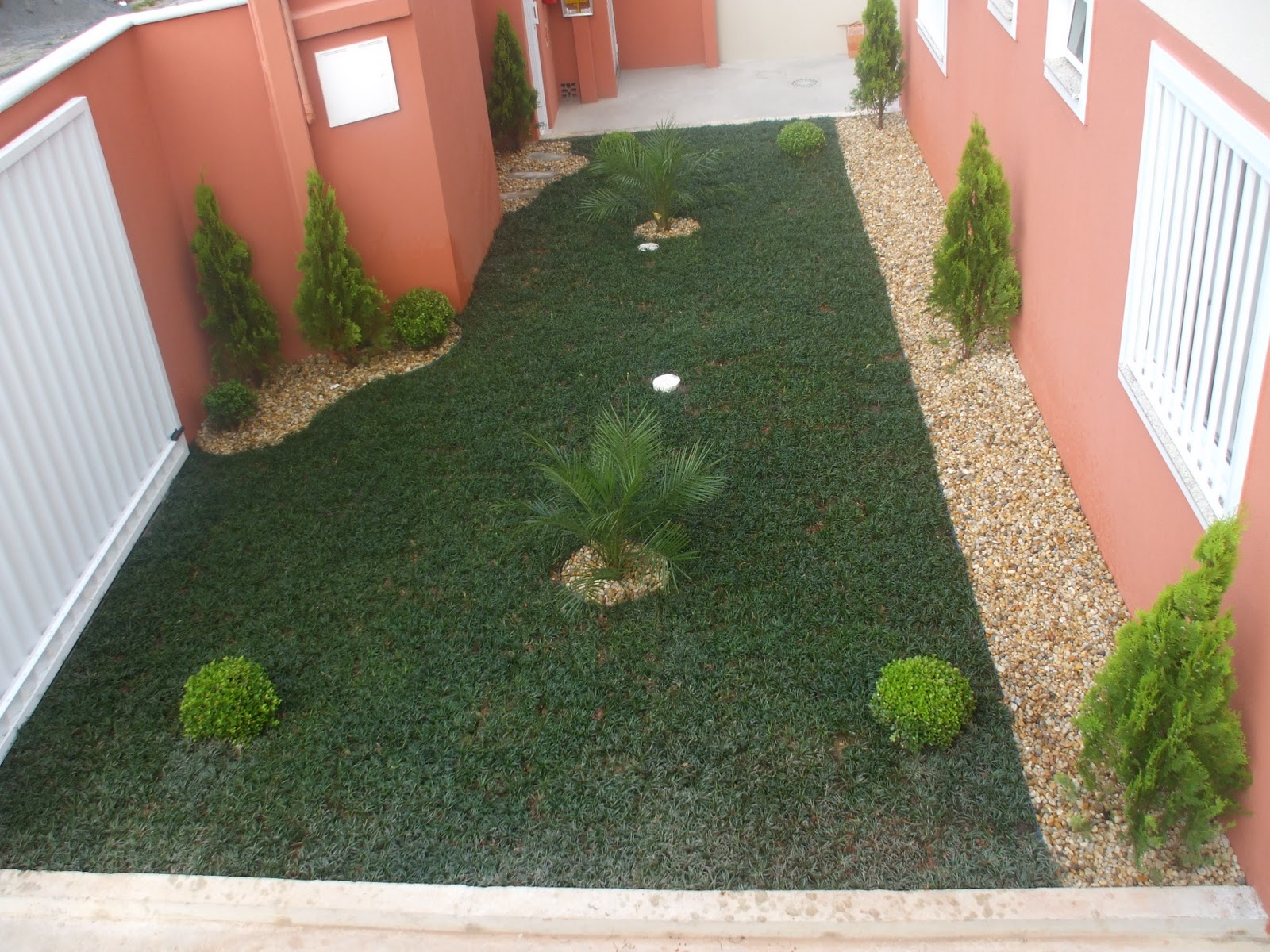 Jardins Belle Garthen: Jardim de prédio com Grama Preta