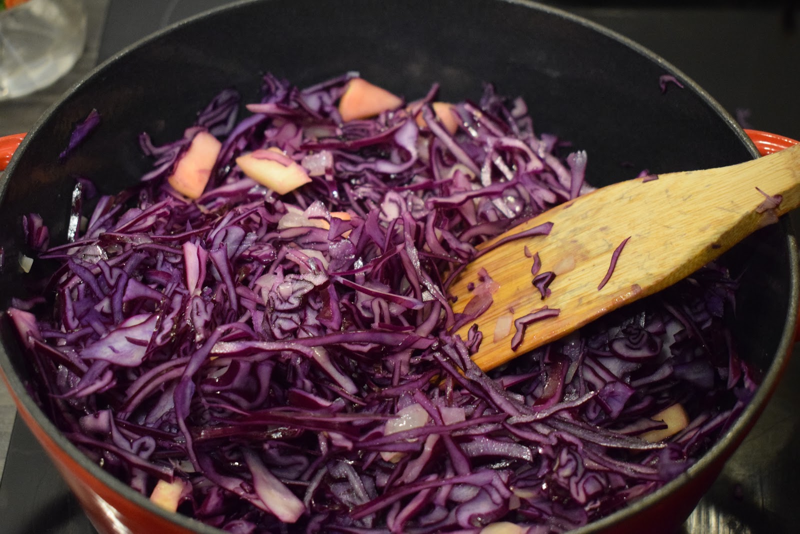 Rode kool met appeltjes en kaneel - Red cabbage with apple and cinnamon*