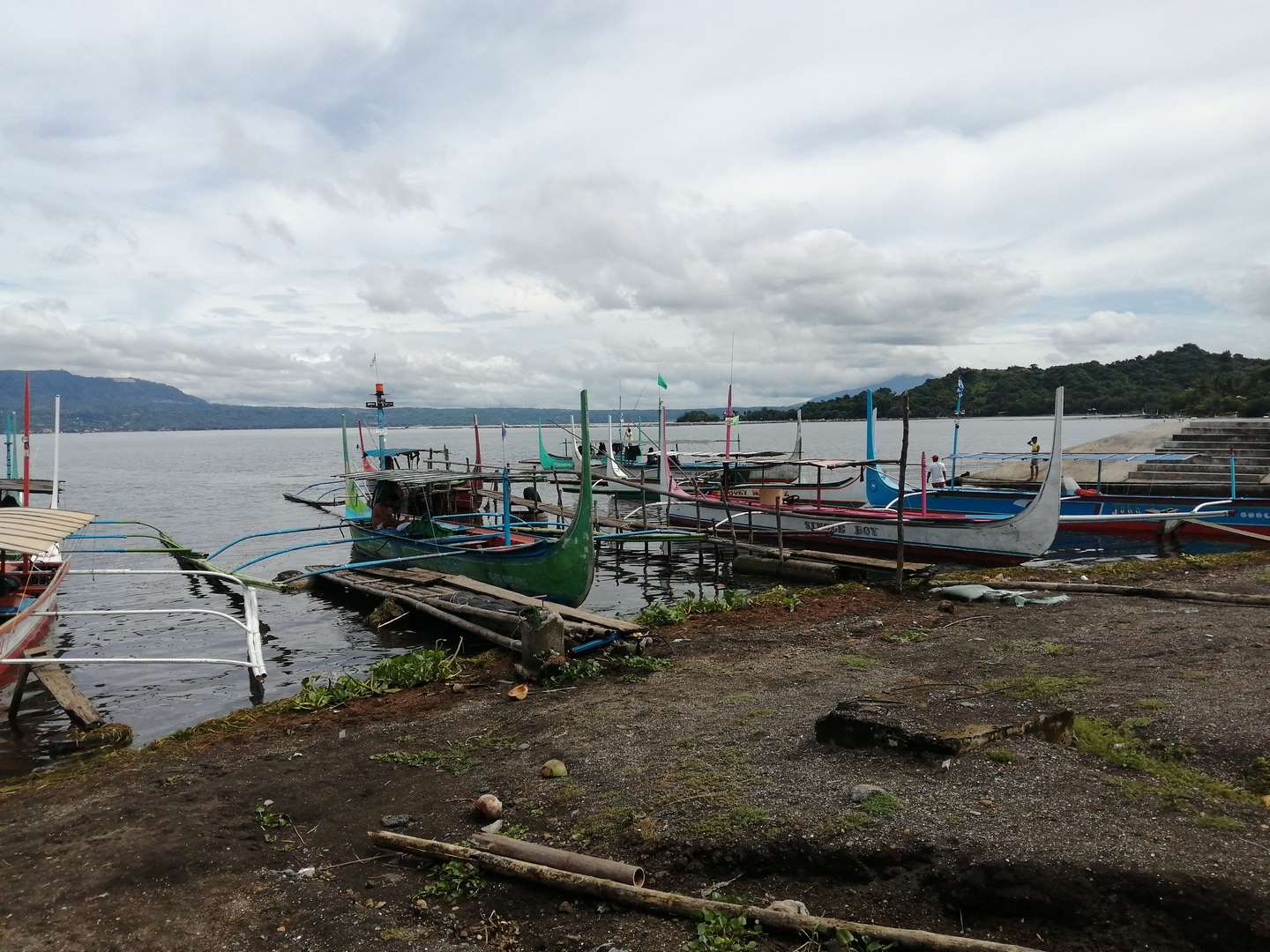 W u l k a n y Ś w i a t a B l o g: Intruzja magmy pod kalderą wulkanu Taal