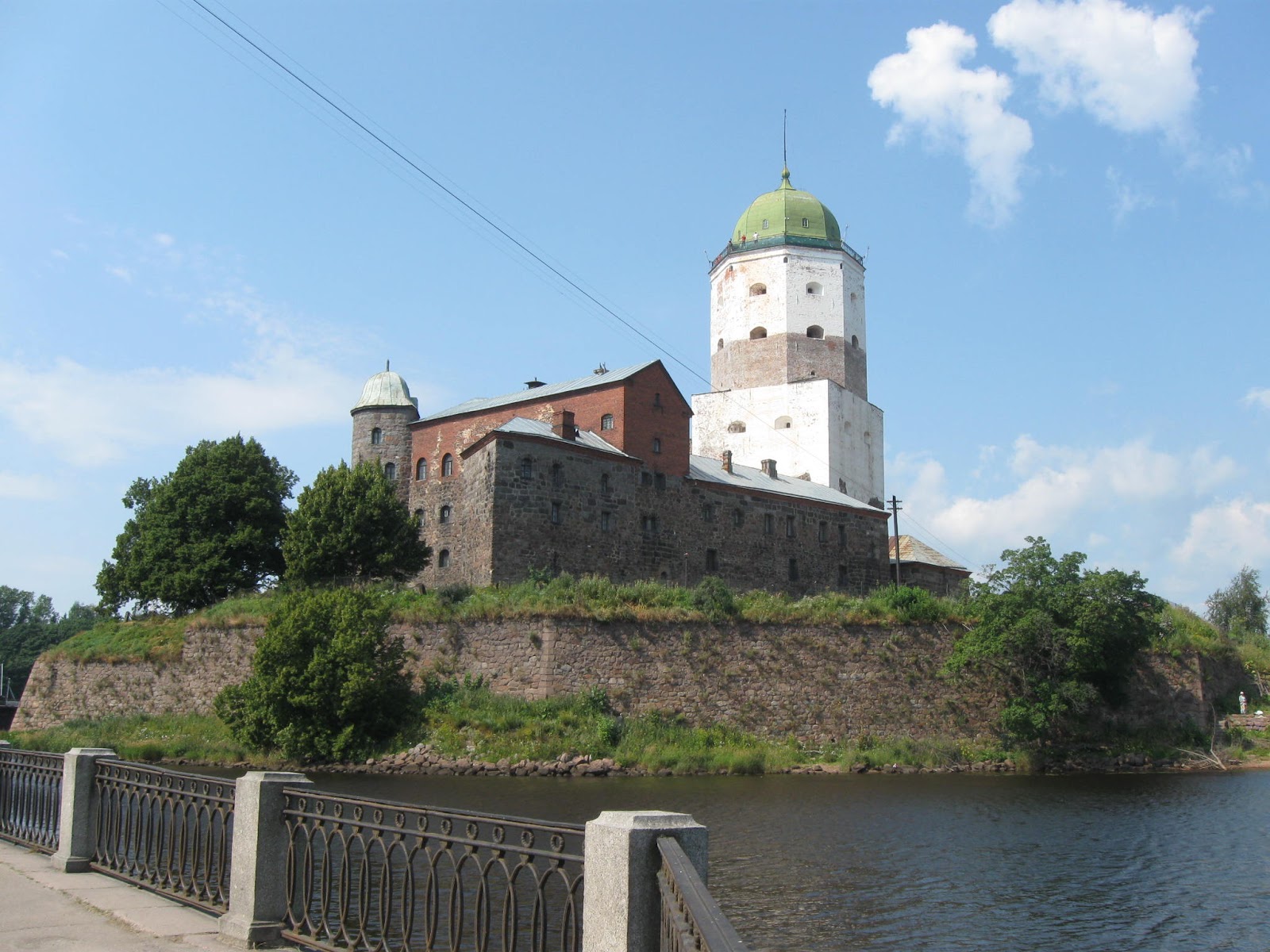 KESKIAIKAA KEVEÄSTI: VIIPURIN SYDÄMESSÄ