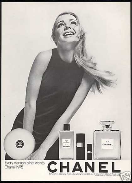 The Curvy Black Fashionista: vintage........ad campaigns - Chanel