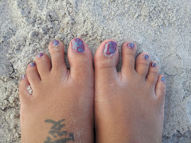 From Brains To Beauty: Beach Day - Saran Wrap Marble Toes