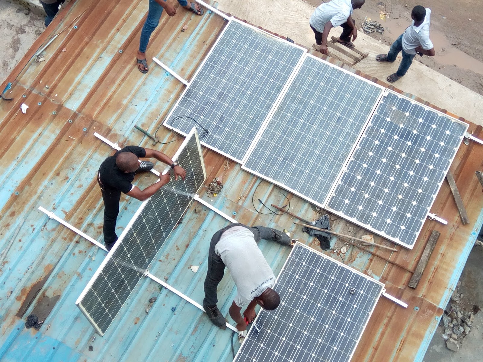 TRAINING STUDENTS HOW TO INSTALL SOLAR PANELS ON ROOFTOPS