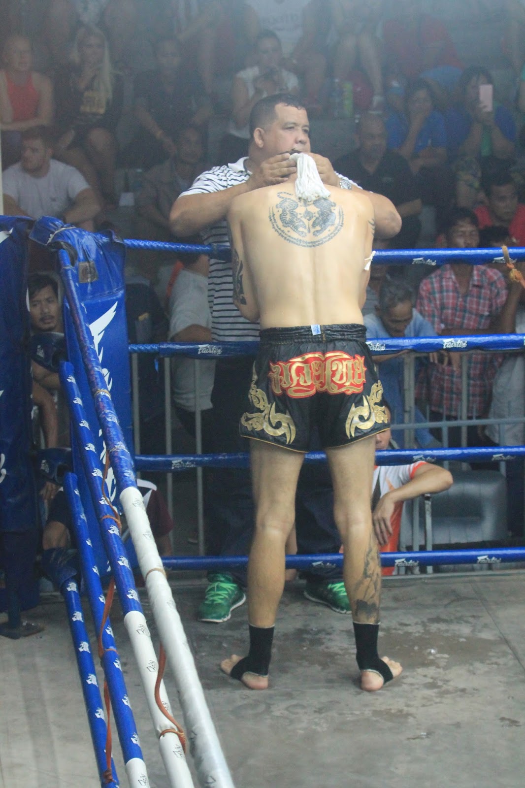 Tim in Thailand : Local Muay Thai Boxing with Patrick