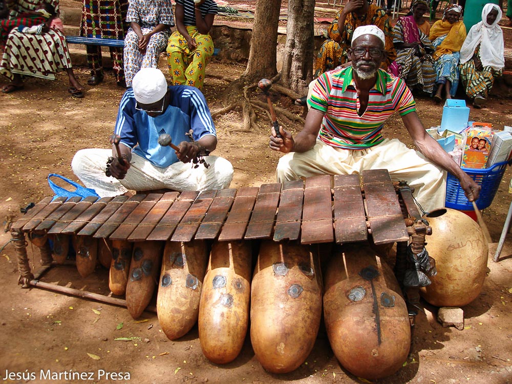 Una foto de Mali: Músicos tocando el balafón