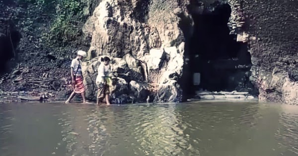 Pura Goa Raja Patirtaan dan Penglukatan di Tajun - akriko.com