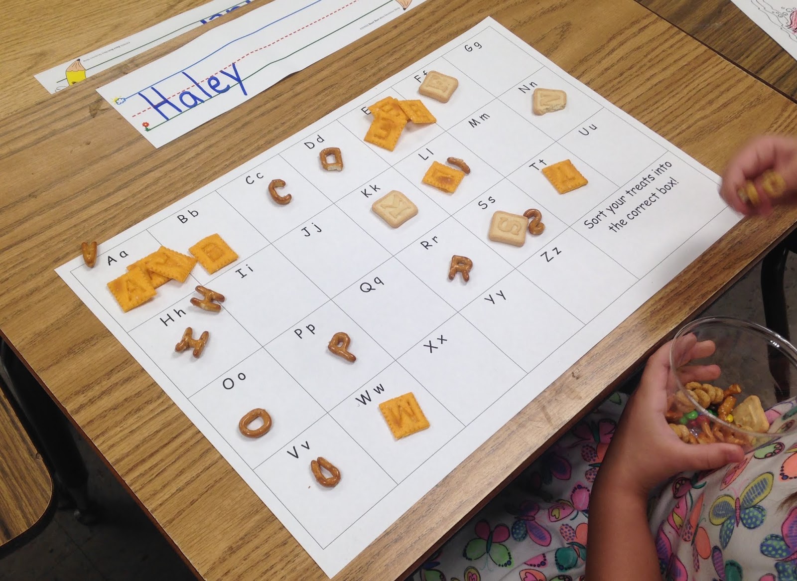 2 Happy Teachers: Alphabet Snack Sorting