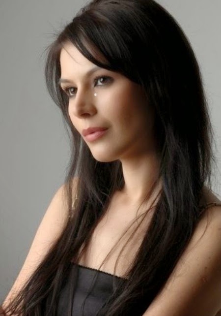 Top capture: Beautiful photo of Hatice Sendil