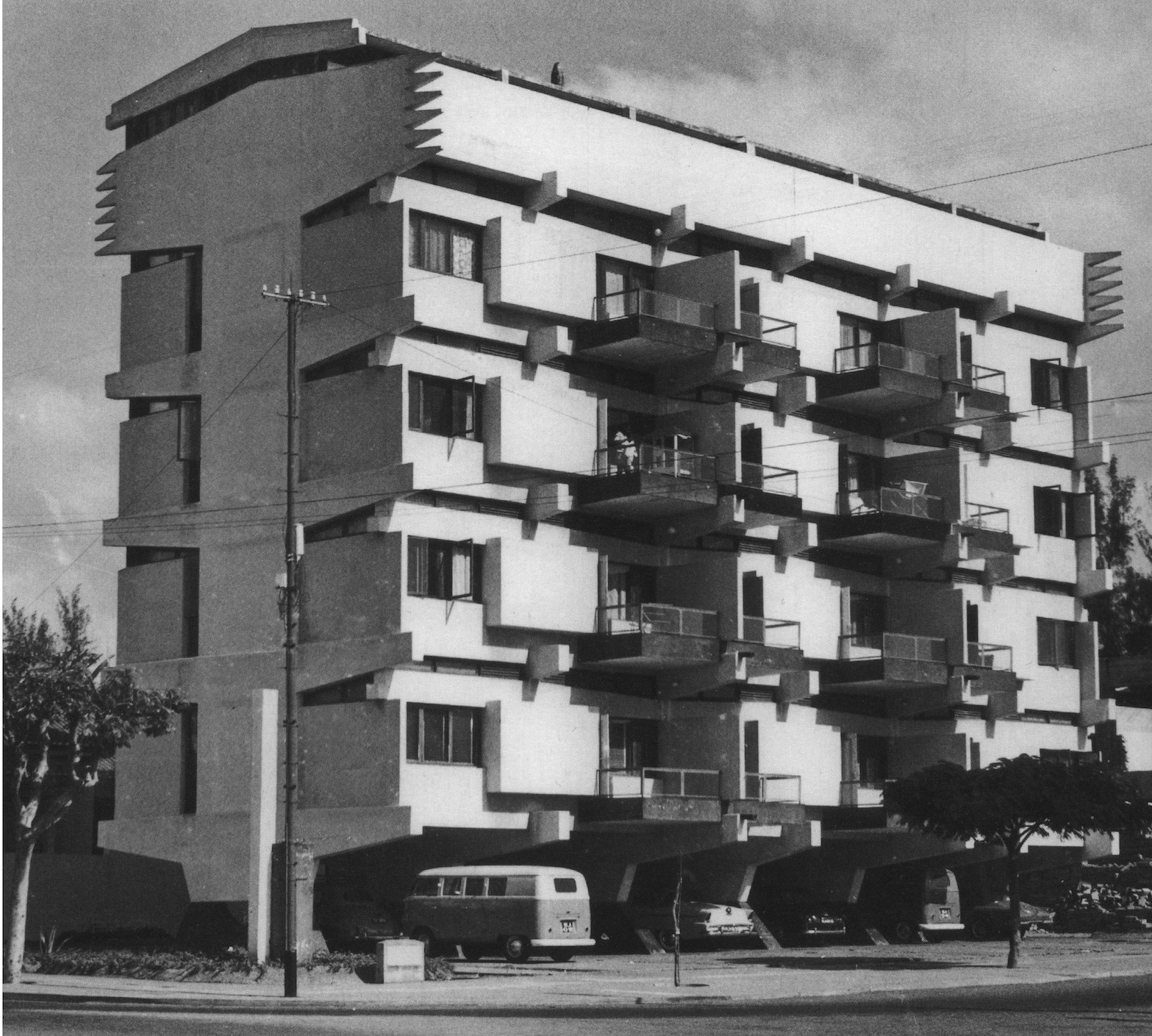 Pancho Guedes - Lojas no lugar dos pilotis - Prometheus em Maputo