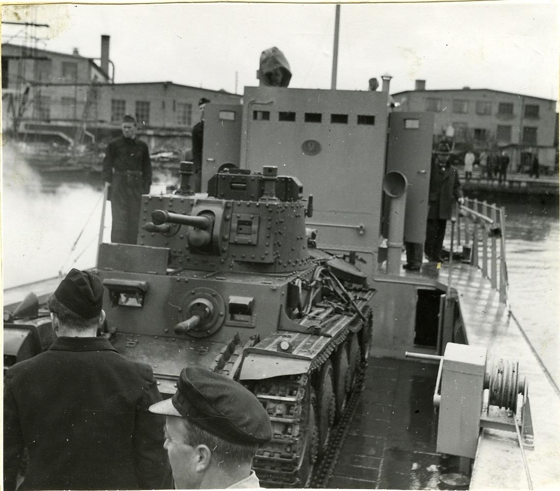 Totalförsvar & Historia: Svensk stridsvagn på landstigningsbåt