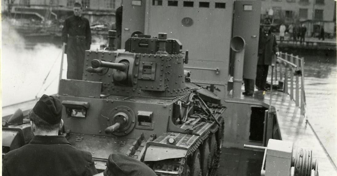 Totalförsvar & Historia: Svensk stridsvagn på landstigningsbåt