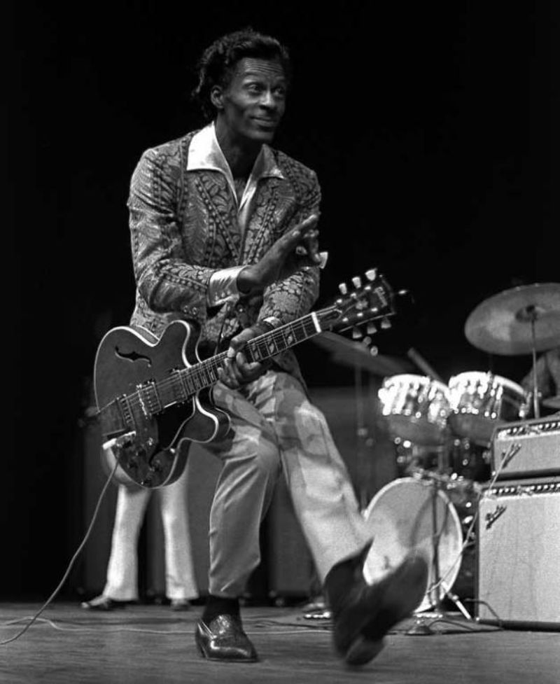 20 Interesting Photographs of Chuck Berry Shows Off His Legendary Duck ...