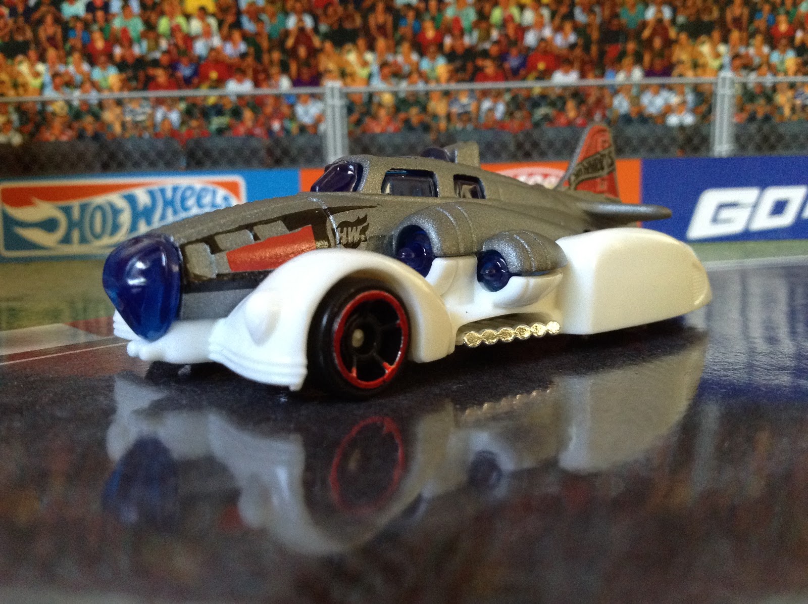 JULIAN'S HOT WHEELS BLOG: Fast Fortress (2017 Walmart Exclusive Mystery ...