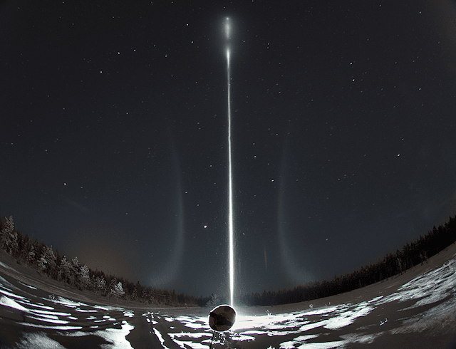 The Halo Vault: Making divergent subparhelia with a spotlight