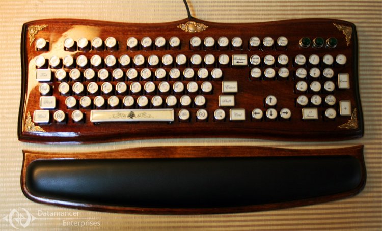 TheNextPicture: Beautiful wooden keyboard
