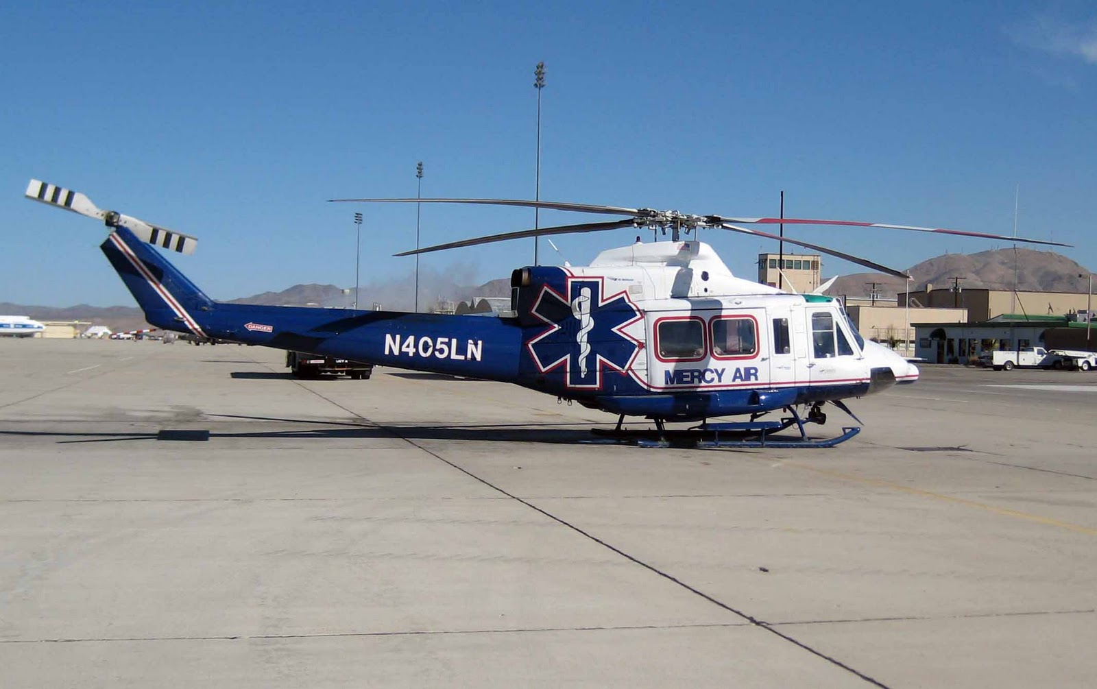 nhungdoicanh: Bell 412