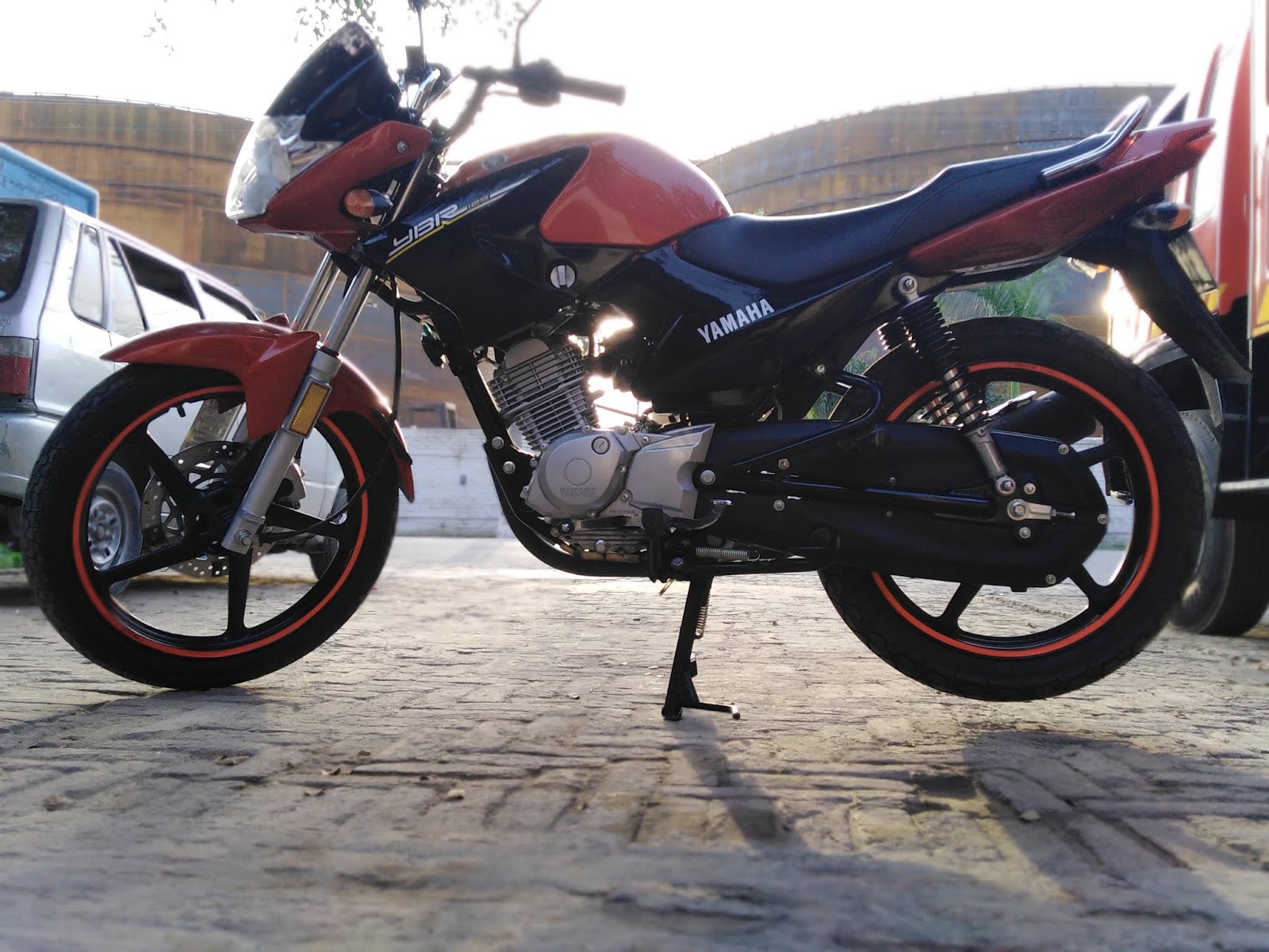 Maazullah: Yamaha YBR - Flirting with sunlight