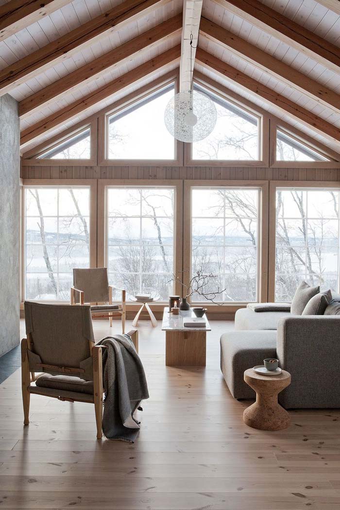 Keltainen talo rannalla: Puu pääosassa