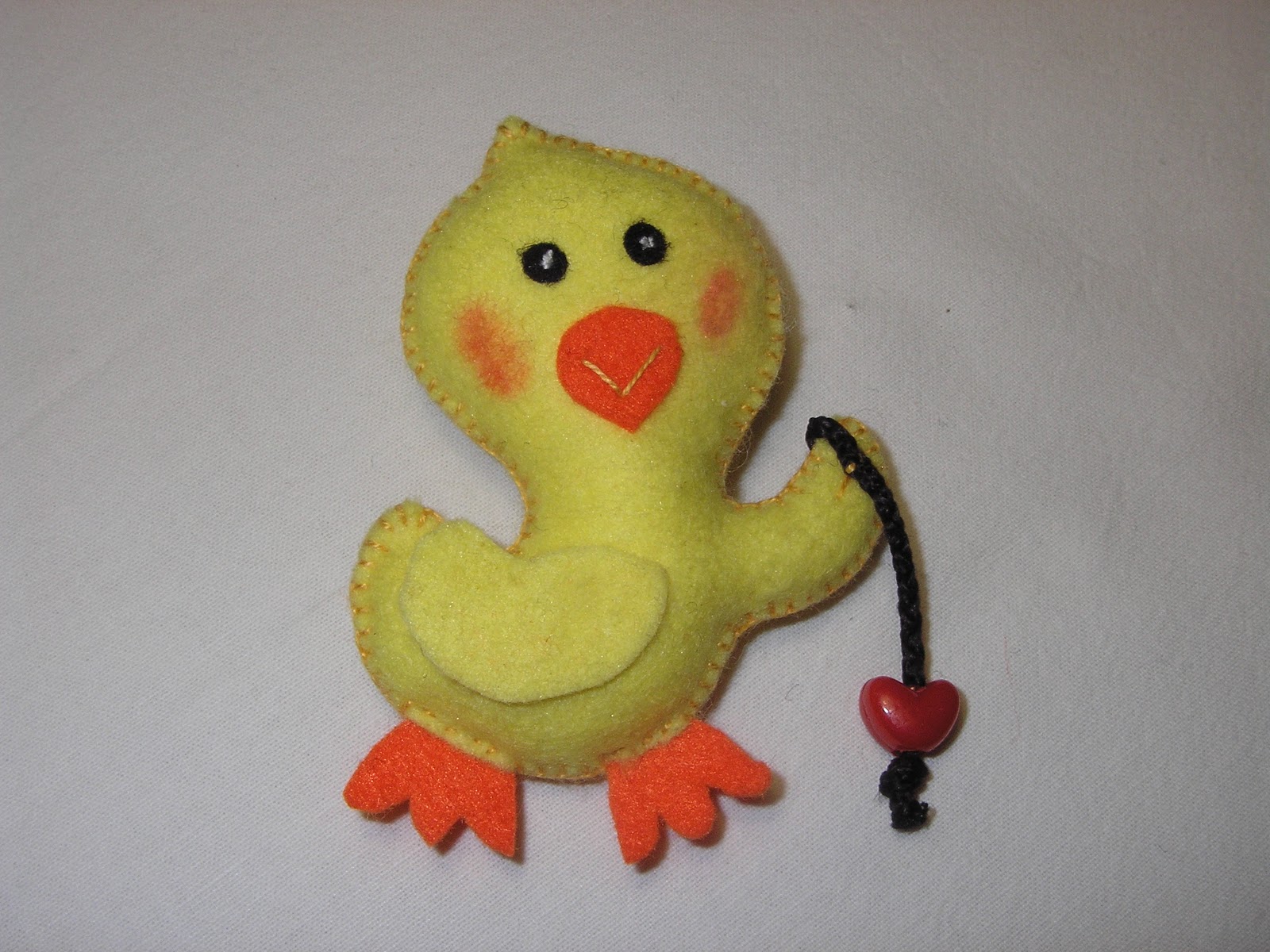 DULCES DE FIELTRO: POLLITO CORAZÓN