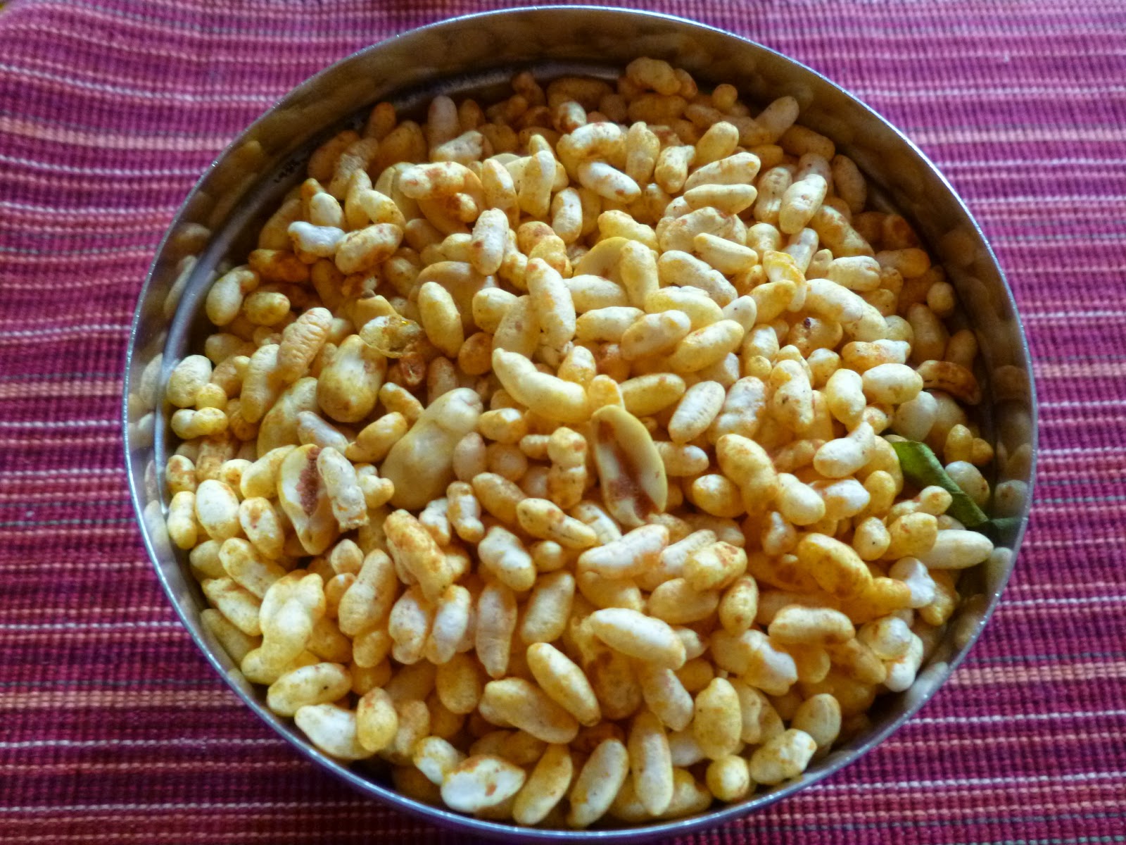 Indian Food: Lasaniya Mamra - Garlic Flavored Puffed Rice