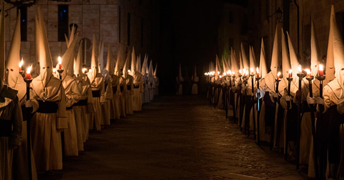 DE LO DIVINO Y HUMANO: CAPIROTES