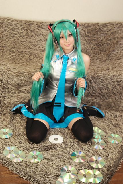 W-Sitting: The Comfortable Sit: W-Sitting Cosplayers