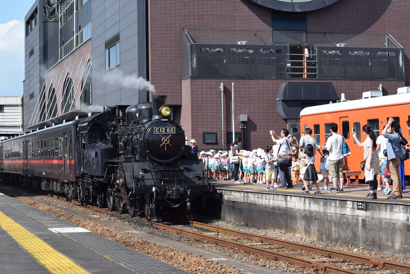 お気楽 鉄道の部屋: 7/29 真岡鐡道C12牽引SL列車下館行 真岡駅到着・発車シーン動画