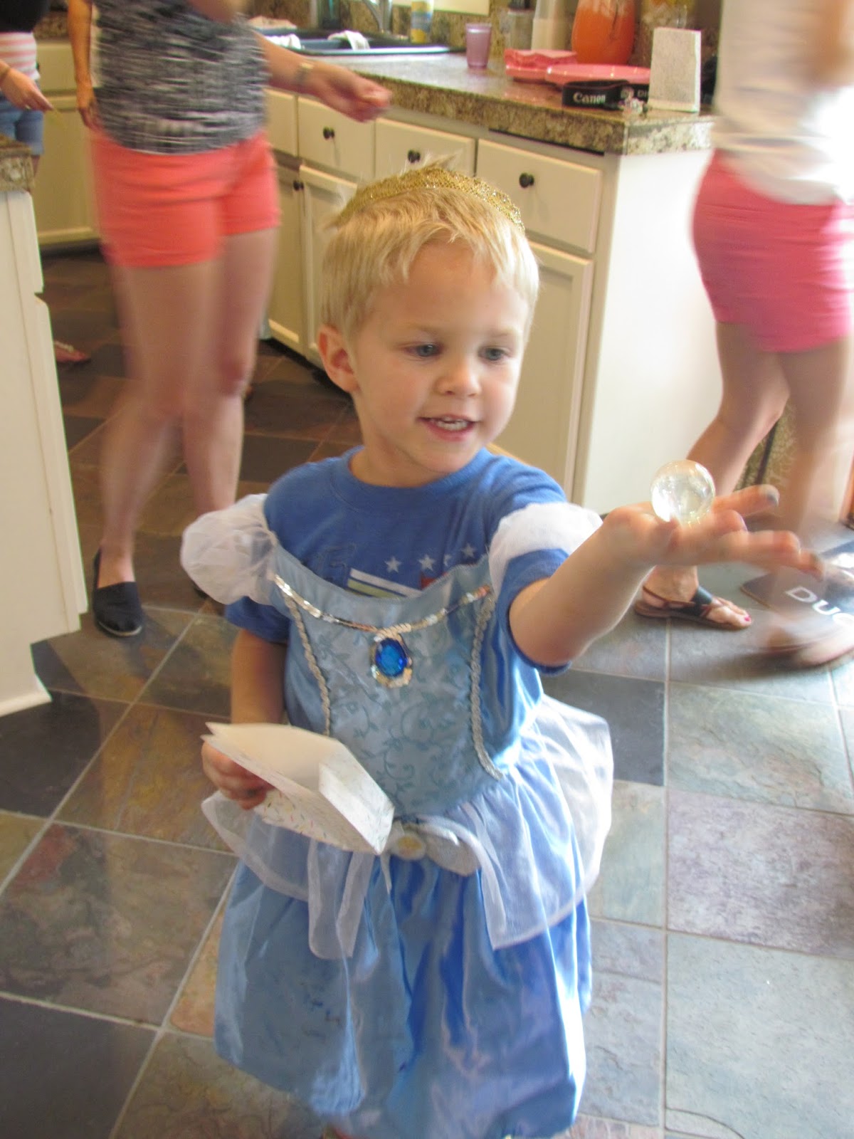 Creative Little House: Pretty Party for Cousin Claire