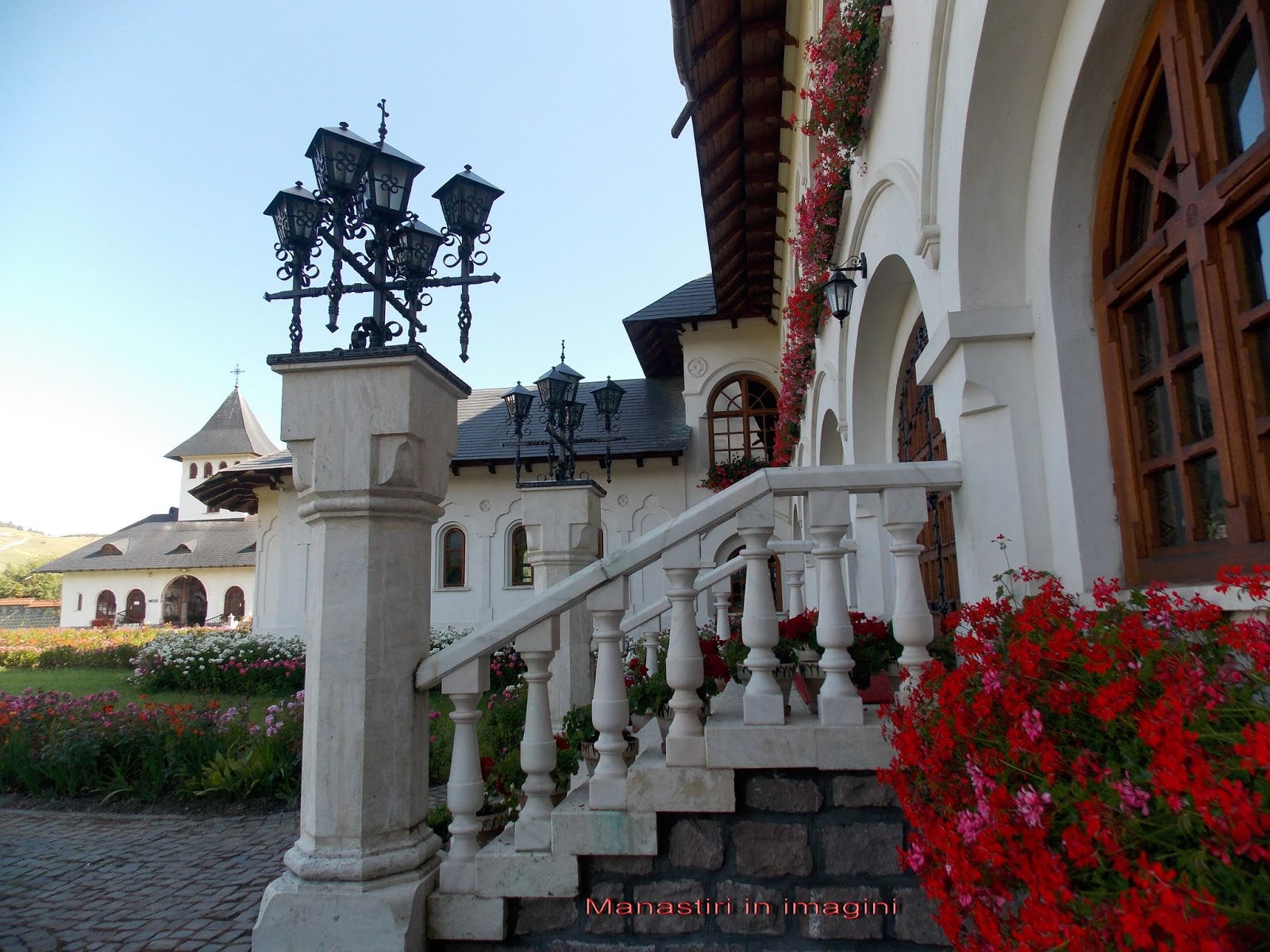 Mănăstiri în imagini: august 2016