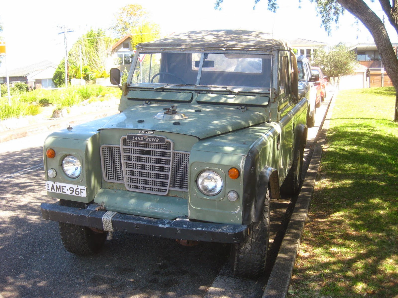 Aussie Old Parked Cars: 1975 Land Rover Series III SWB Ute
