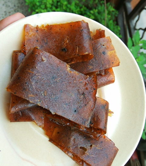 Instant Aam Papad (Sada) With Jaggery: Sweet & Tangy Mango Slices