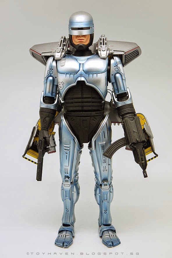 toyhaven: Comparison pictures of Hot Toys MMS202-D04 die-cast RoboCop ...