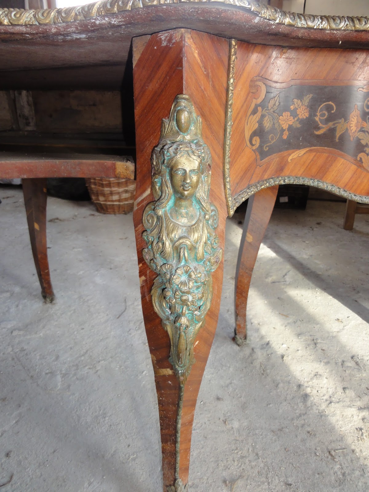 Restaurare mobilier antic: De ce restauram mobila veche, antichitatile ...